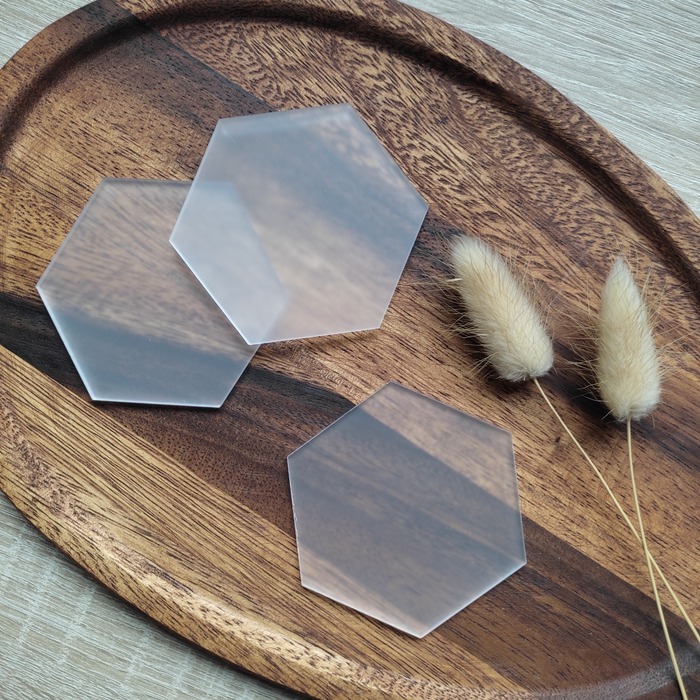 Jmenovka matné plexisklo hexagon